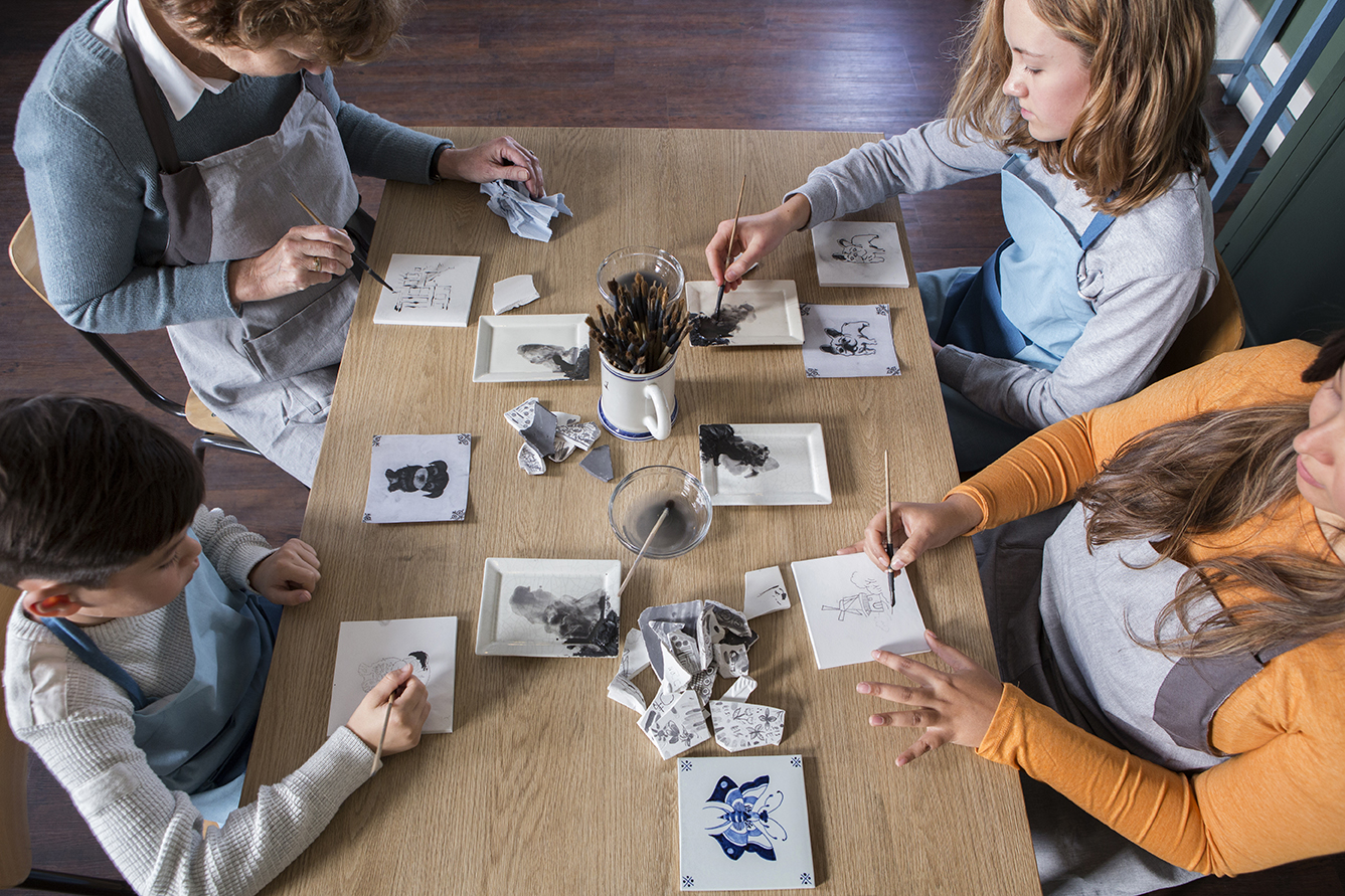 Painting workshop | Activity | Delft Blue | Royal Delft Museum